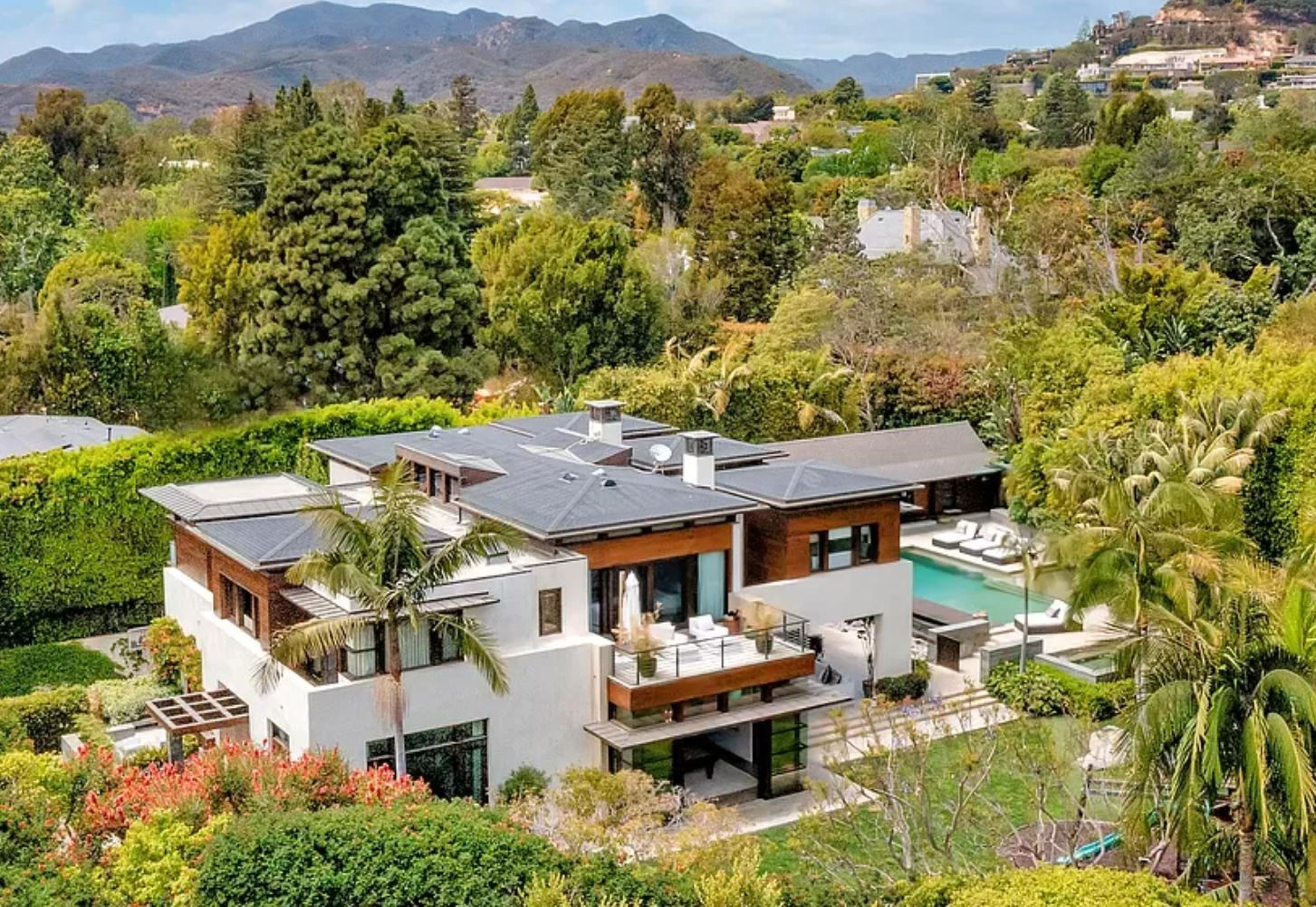 Matt Damon Exits Pacific Palisades Circling The News